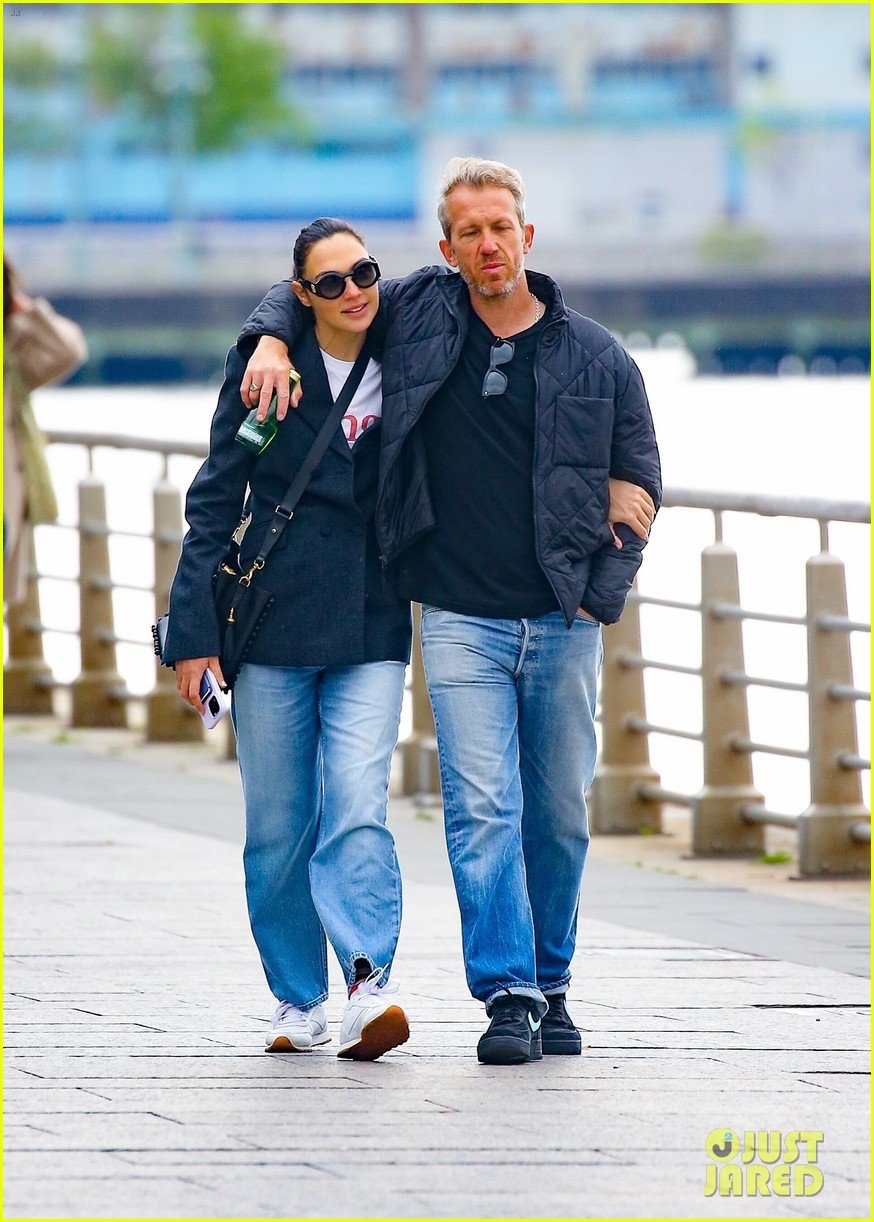 Gal Gadot Spotted Sightseeing in NYC with Husband Jaron Versano, Helps ...
