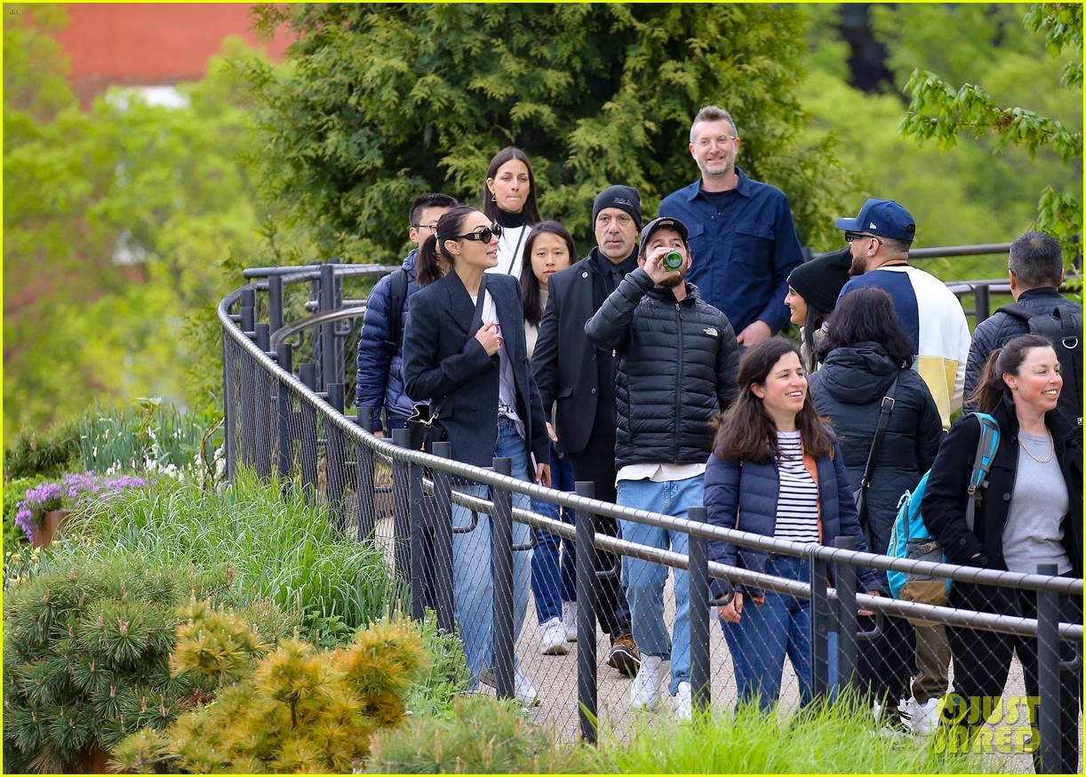 Gal Gadot Spotted Sightseeing in NYC with Husband Jaron Versano, Helps ...
