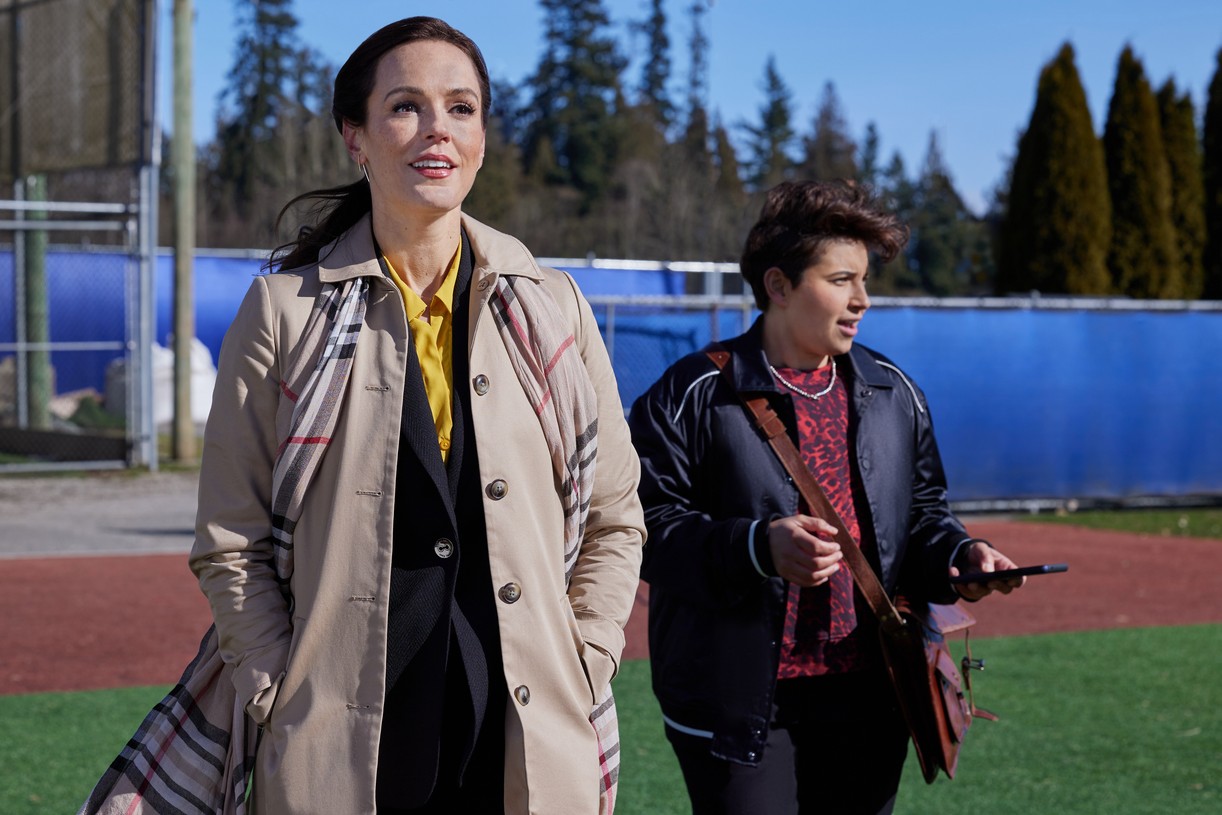 Erin Cahill & Marco Grazzini Fall Back In Love On The Baseball Field in ...