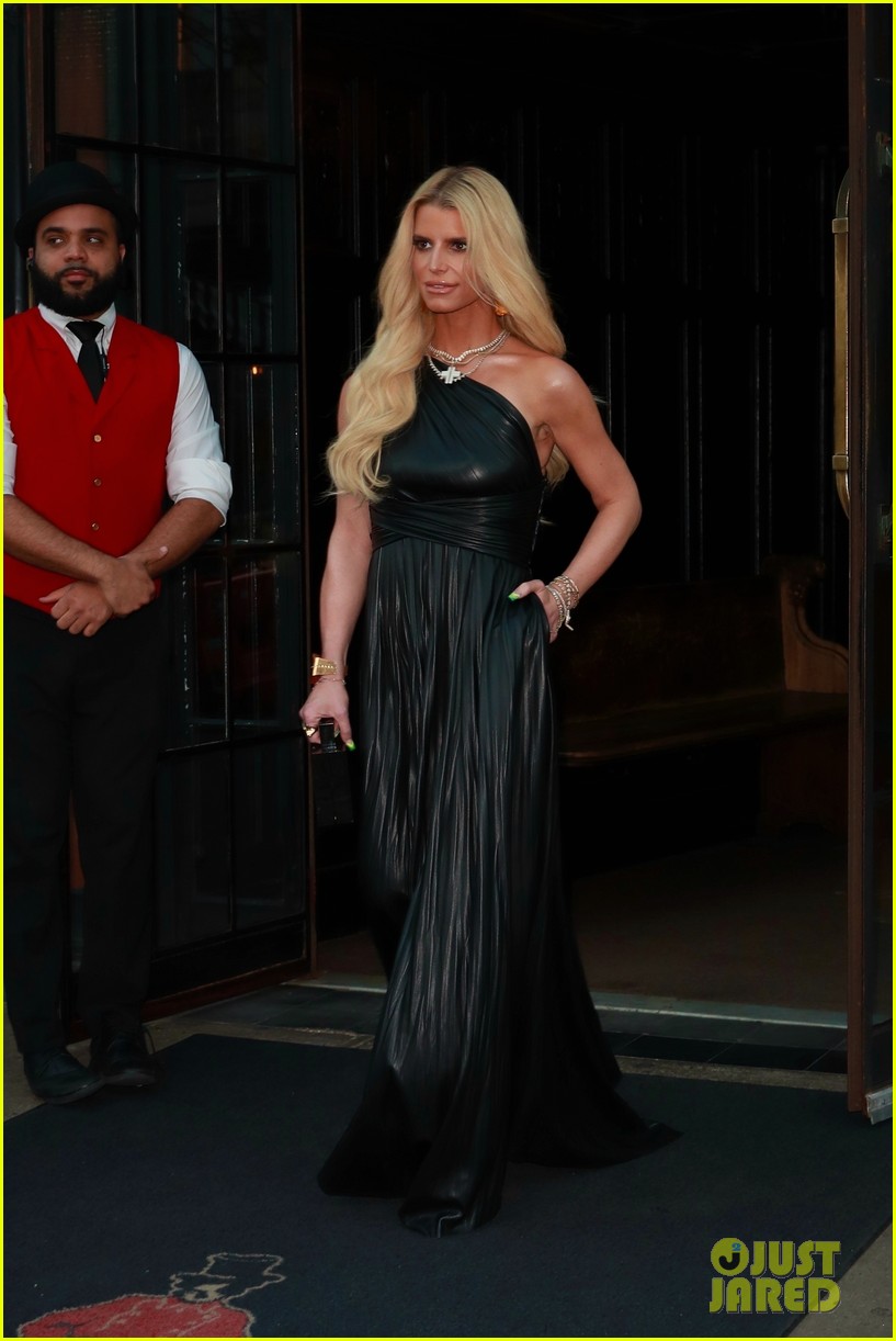 Jessica Simpson Turns NYC Into Her Runway, Delivering 3 Fierce Looks in ...
