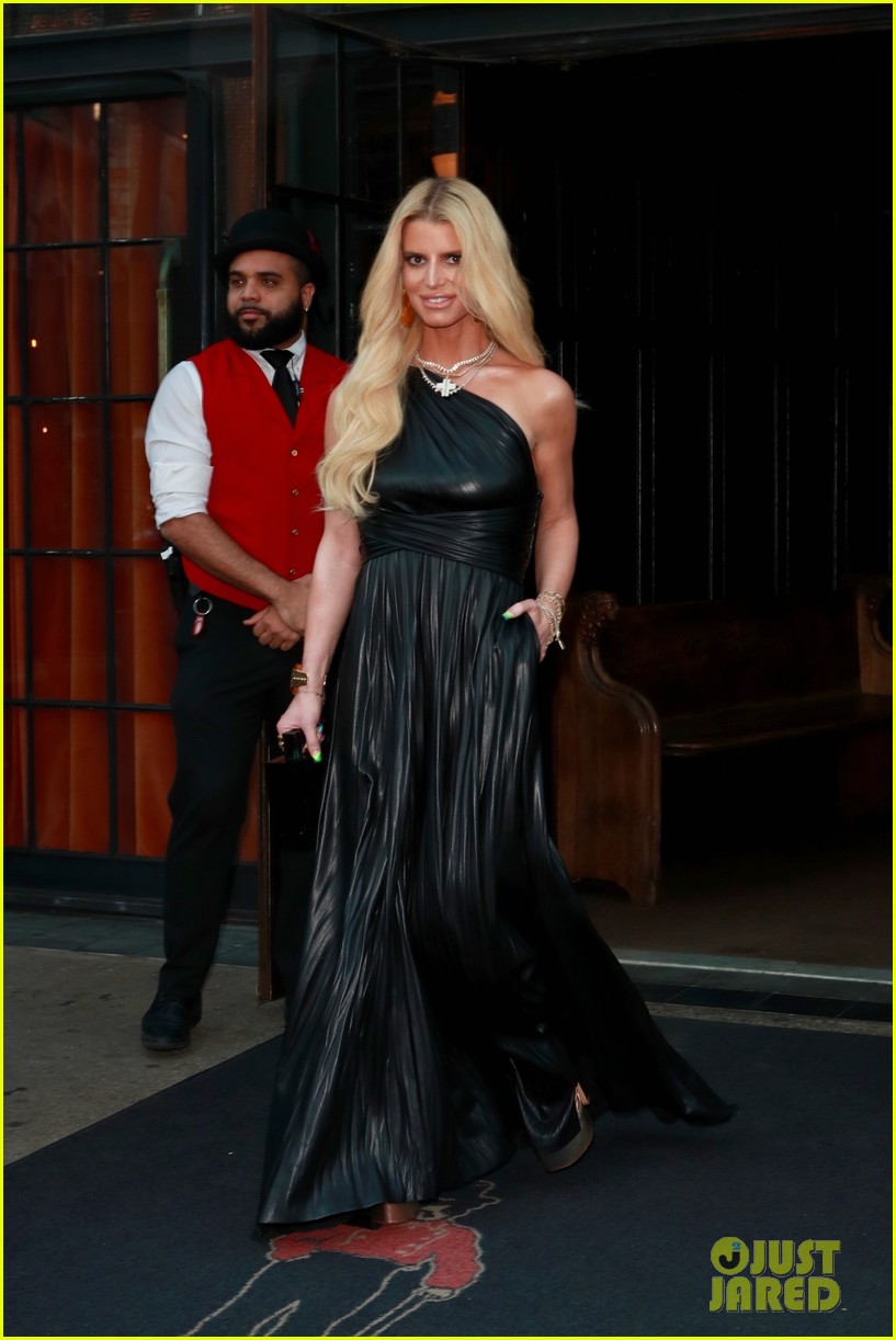 Jessica Simpson Turns NYC Into Her Runway, Delivering 3 Fierce Looks in ...