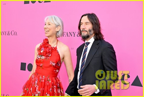 Keanu Reeves & Girlfriend Alexandra Grant Hug & Kiss at MOCA 2023 Gala ...