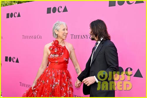 Keanu Reeves & Girlfriend Alexandra Grant Hug & Kiss at MOCA 2023 Gala ...