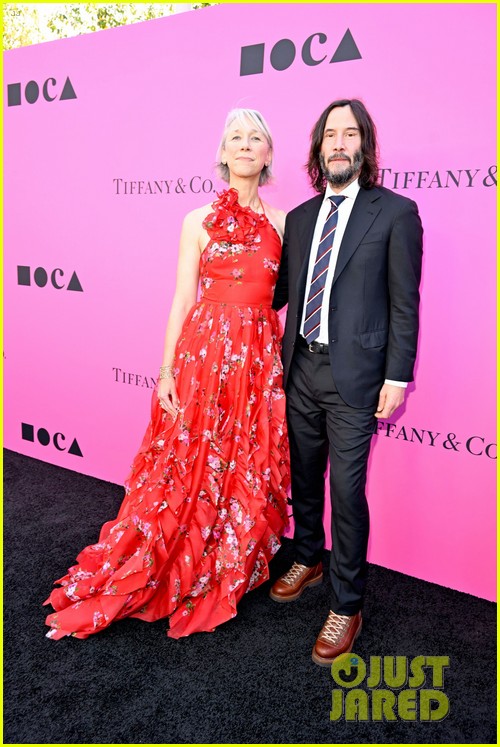 Keanu Reeves & Girlfriend Alexandra Grant Hug & Kiss at MOCA 2023 Gala ...