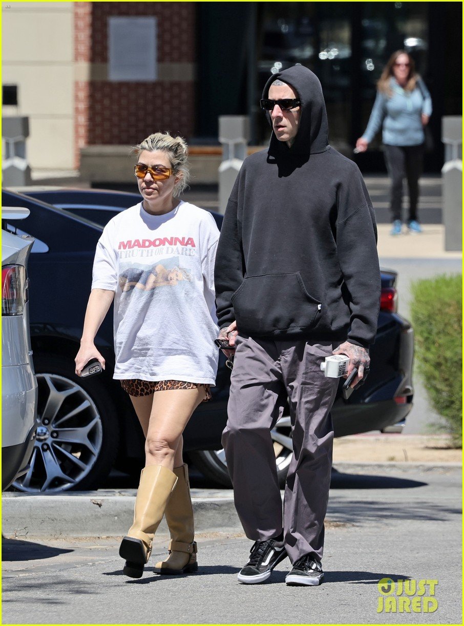 Kourtney Kardashian & Travis Barker Hold Hands While Running Errands in ...