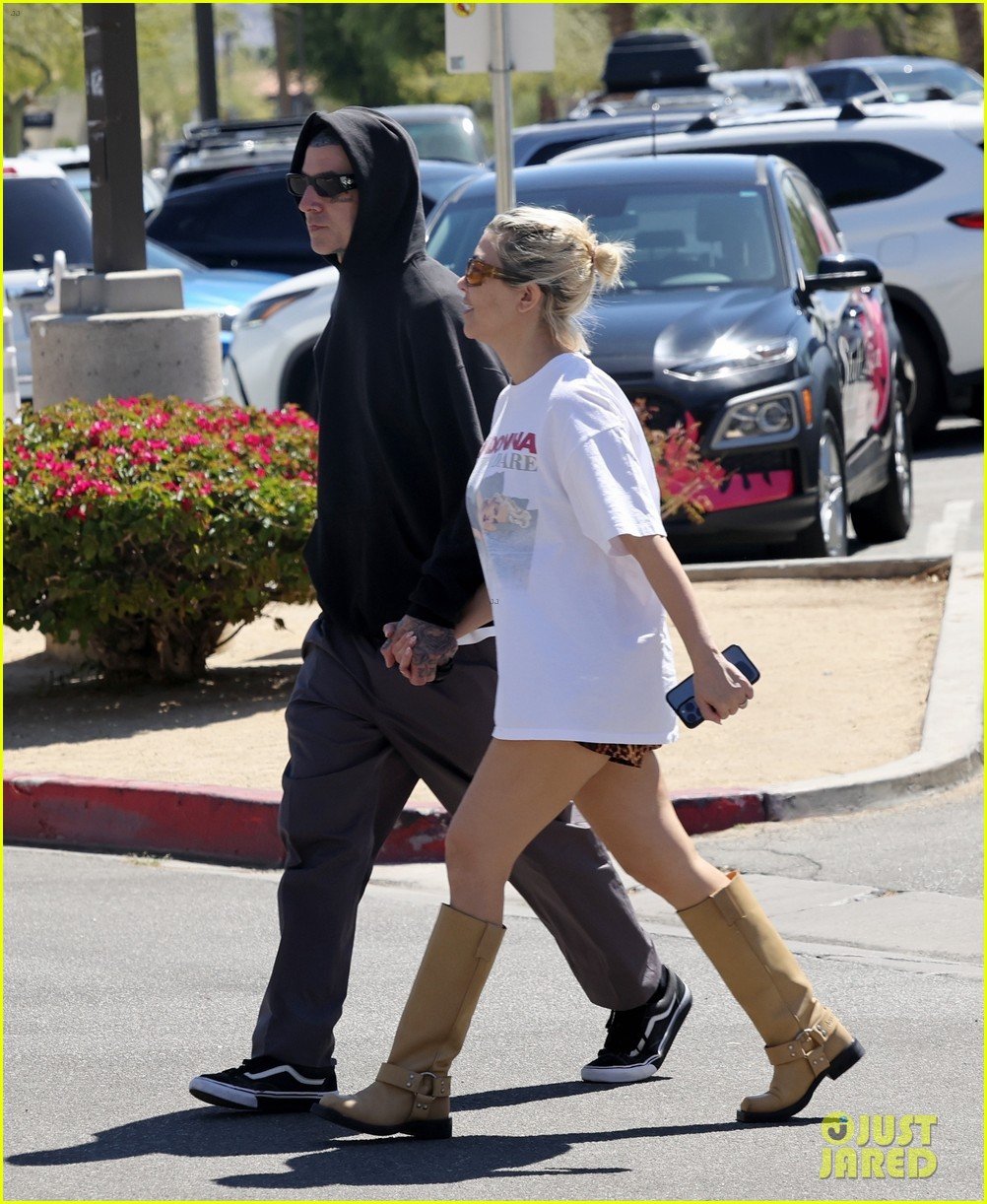 Kourtney Kardashian & Travis Barker Hold Hands While Running Errands in ...