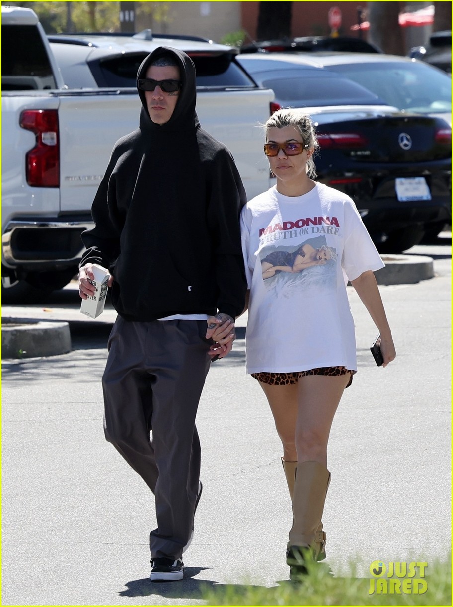 Kourtney Kardashian & Travis Barker Hold Hands While Running Errands in ...