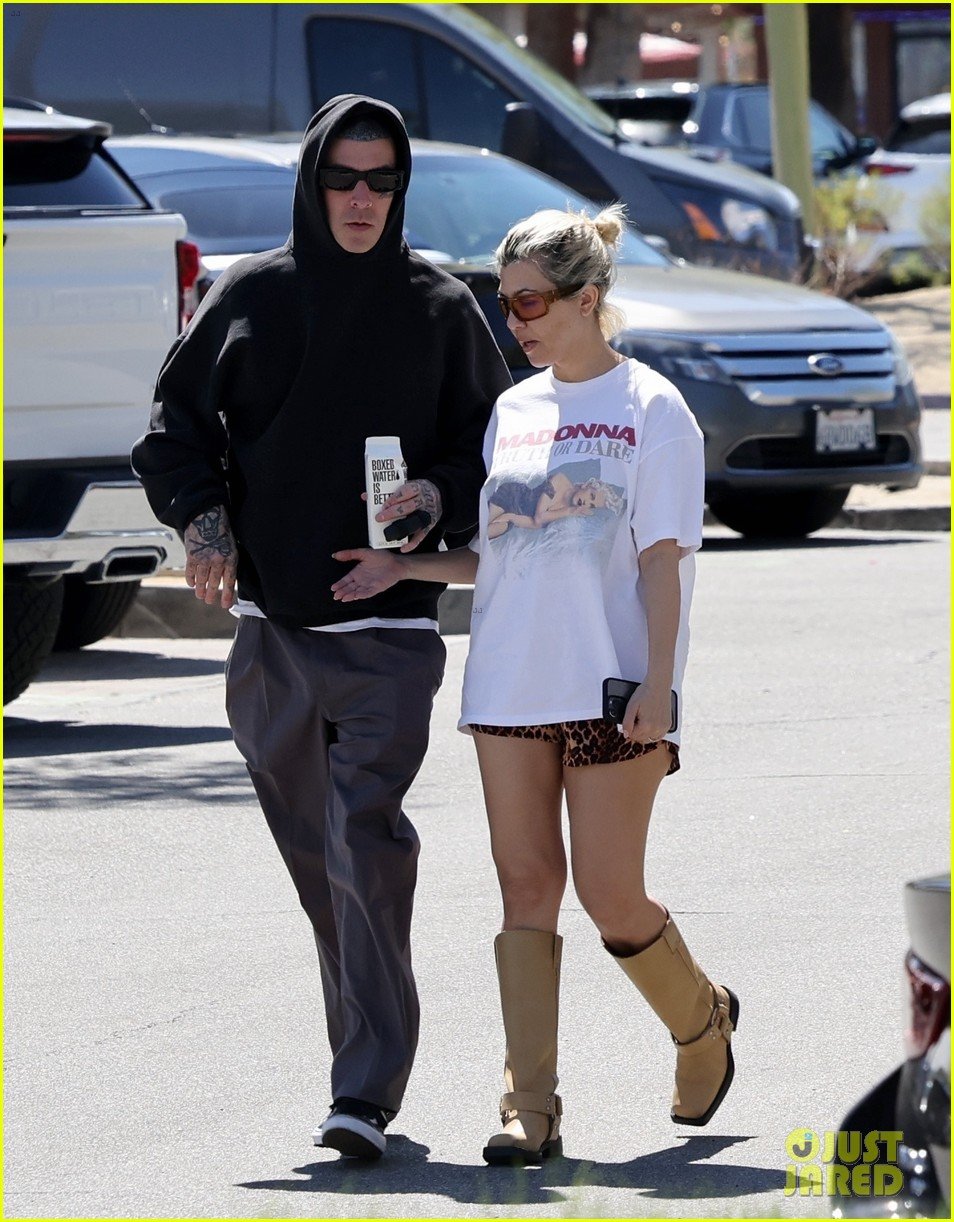 Kourtney Kardashian & Travis Barker Hold Hands While Running Errands in ...