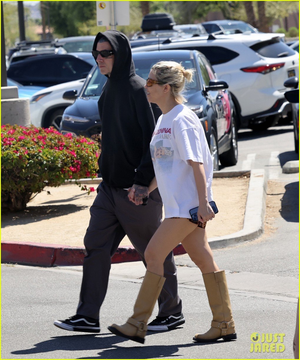 Kourtney Kardashian & Travis Barker Hold Hands While Running Errands in ...