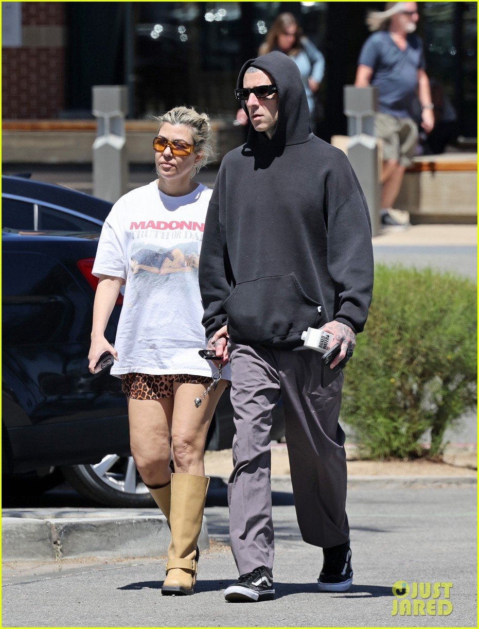Kourtney Kardashian & Travis Barker Hold Hands While Running Errands in ...