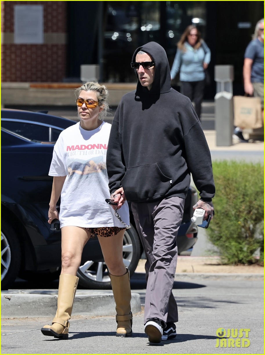 Kourtney Kardashian & Travis Barker Hold Hands While Running Errands in ...