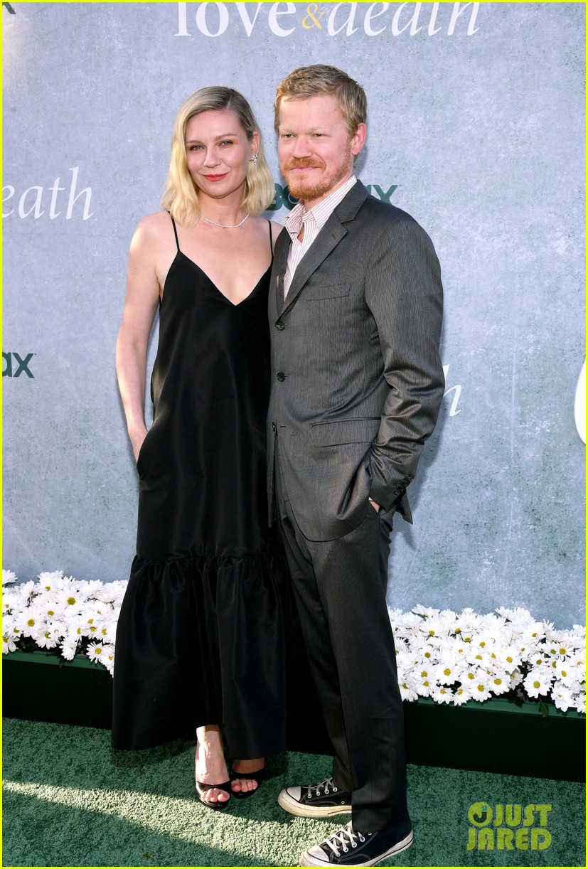 Elizabeth Olsen Goes Ravishing in Red for 'Love & Death' Premiere with ...