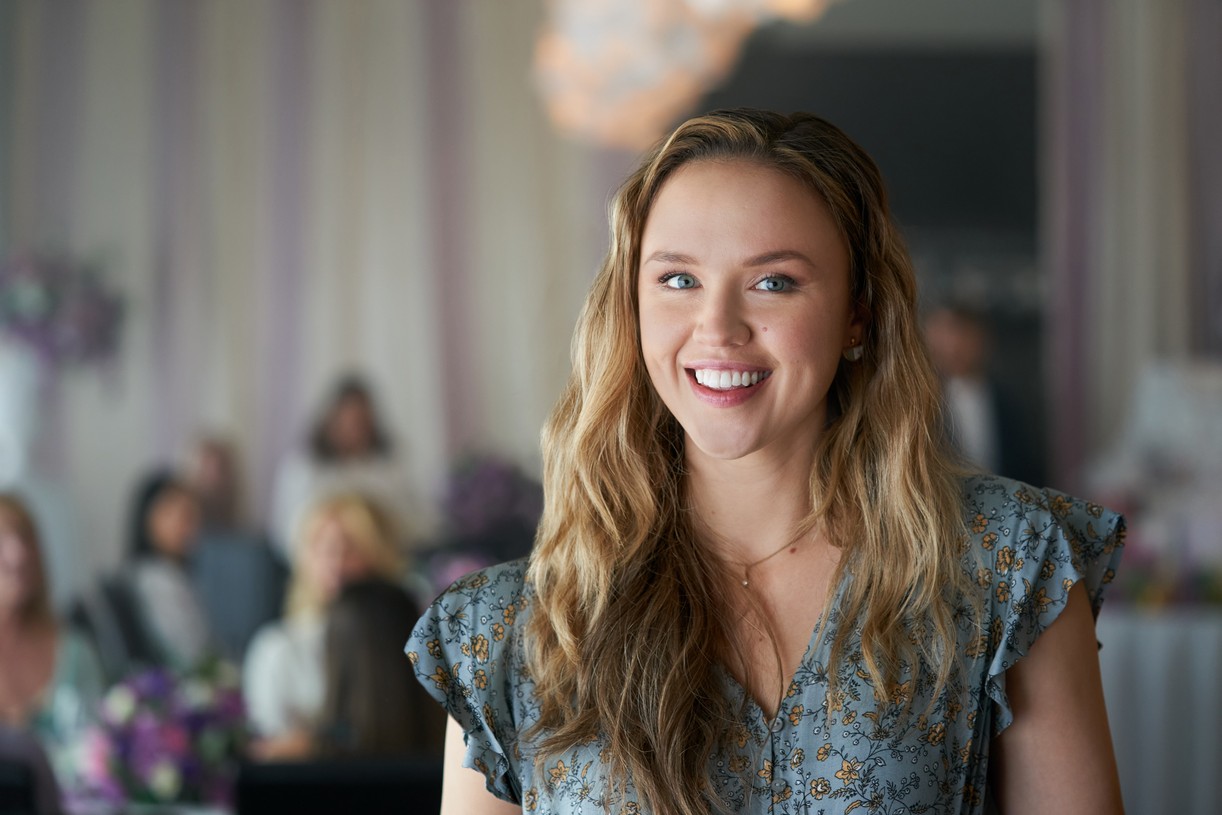 Hunter King Shows Off Her Skills As A 'Professional Bridesmaid' in ...