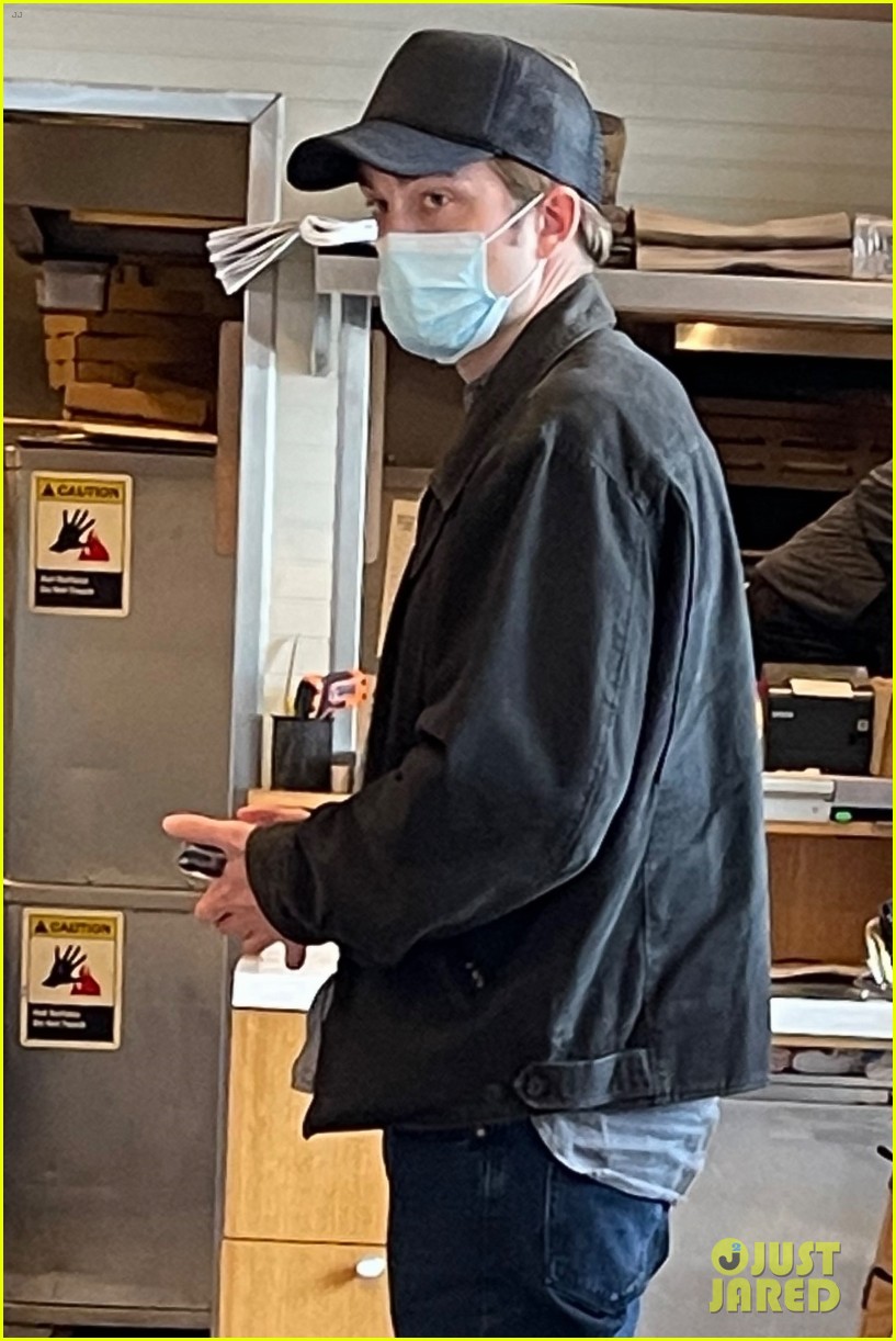 Robert Pattinson Grabs Some Takeout in Los Angeles: Photo 4920006 ...