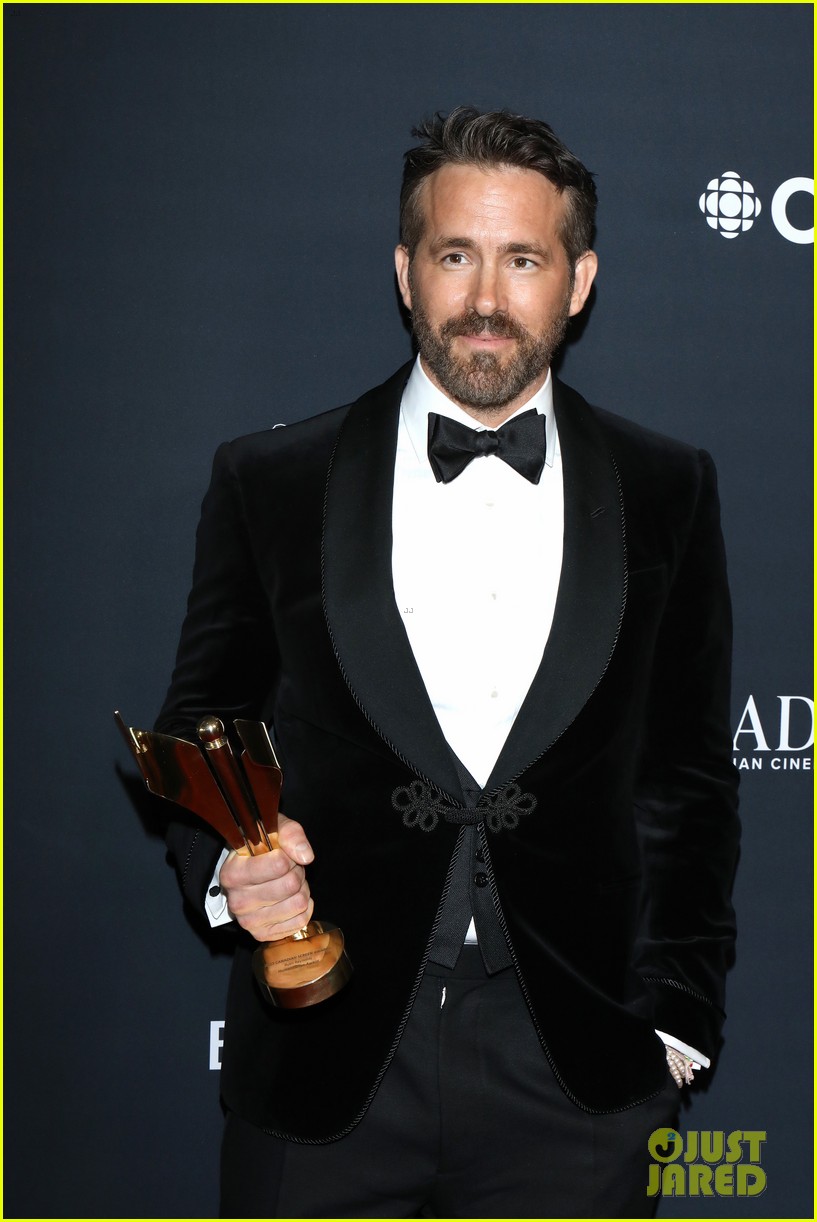 Ryan Reynolds Is 'Gobsmacked' To Receive Humanitarian Award at 2023 ...