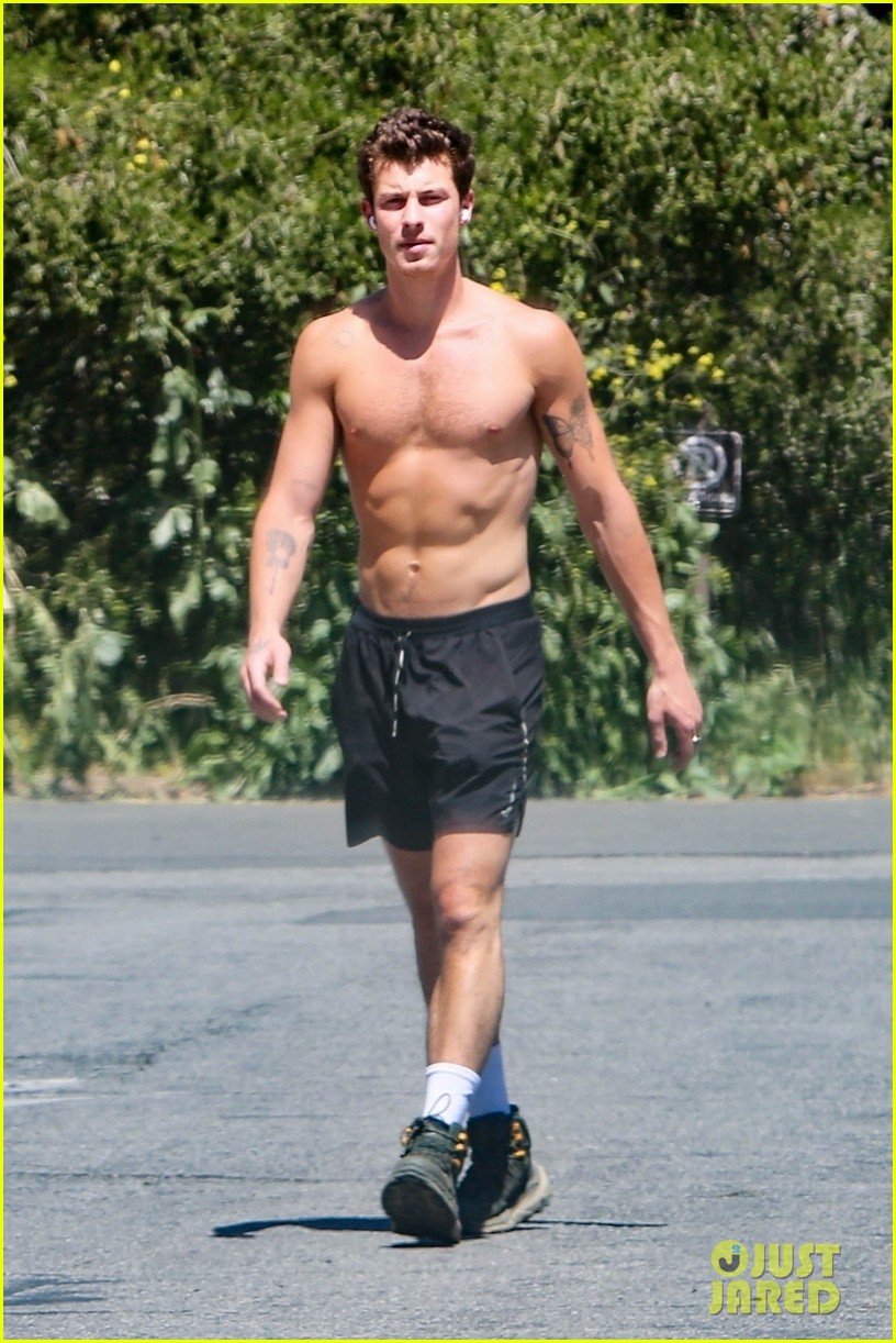 Shawn Mendes Kicks Off His Weekend with a Shirtless Hike in the ...