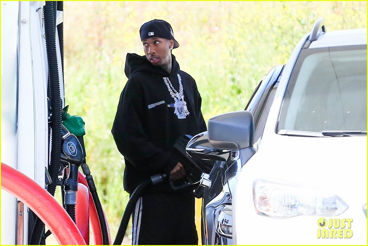 Are Avril Lavigne & Tyga Dating? Insider Opens Up About Their Rumored ...