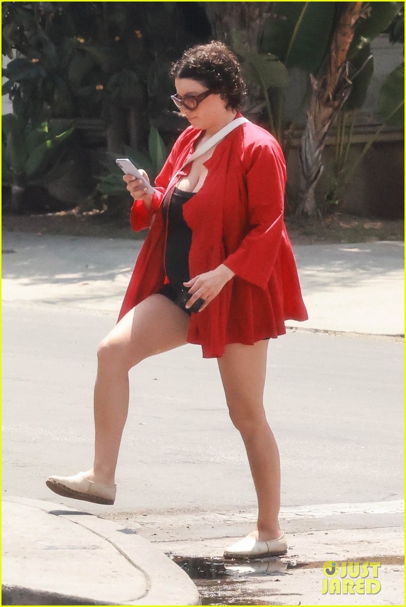 Alia Shawkat Picks Up Lunch to Go in Los Feliz: Photo 4937140 | Photos ...