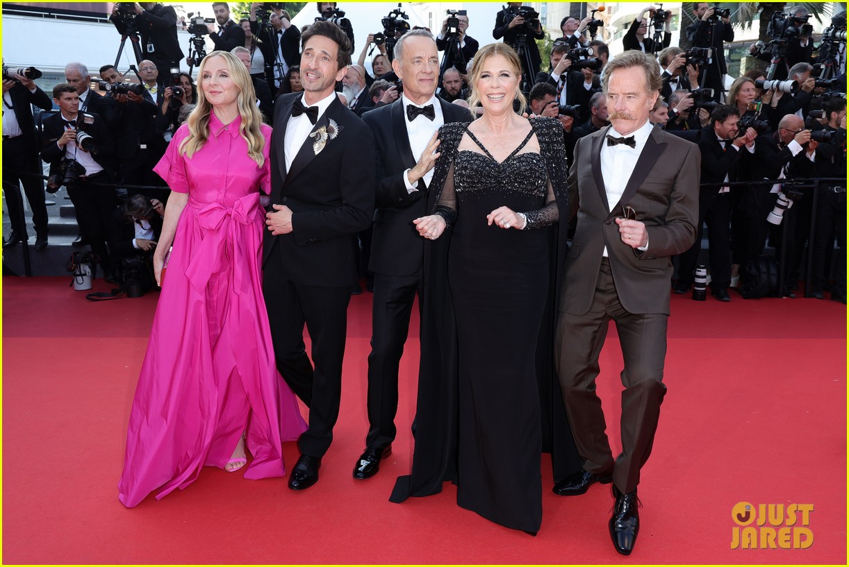 Scarlett Johansson & Colin Jost Join Tom Hanks & Rita Wilson at ...