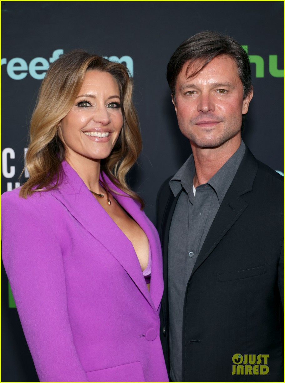 Jessica Biel Reunites With Beverley Mitchell & More 90s Stars at 'Cruel ...