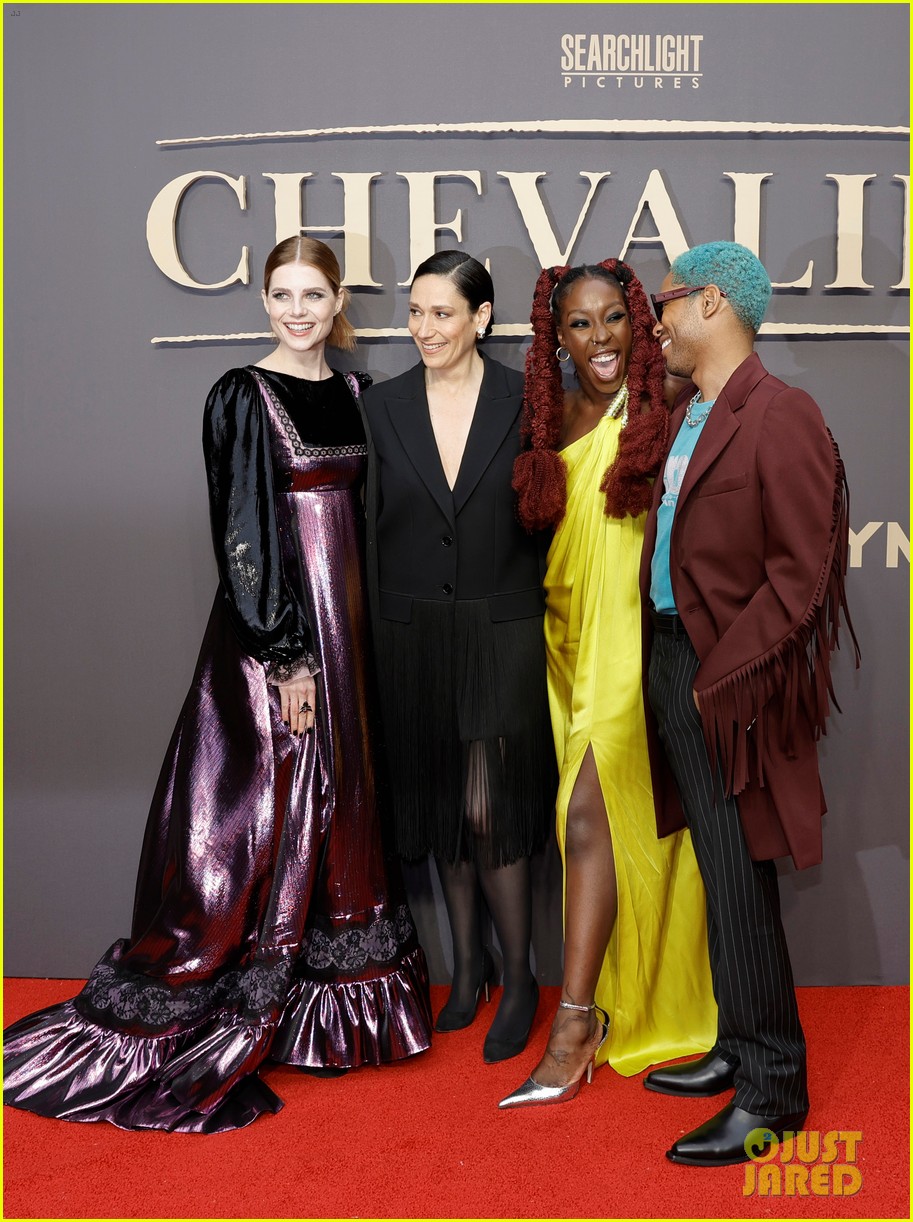 헐리우드 - 슈발리에 런던 프리미어에서 루시 보인턴