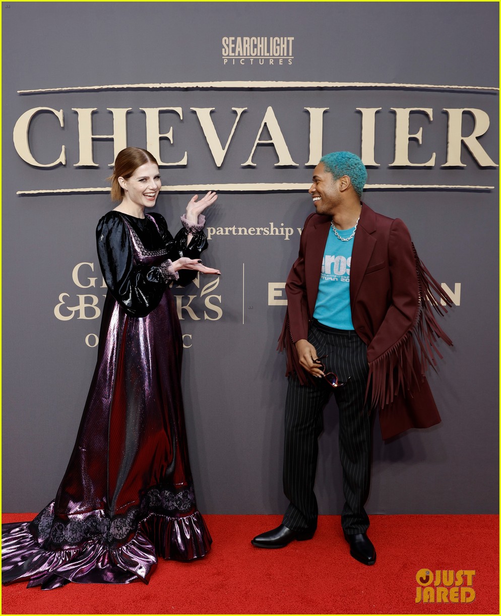 헐리우드 - 슈발리에 런던 프리미어에서 루시 보인턴