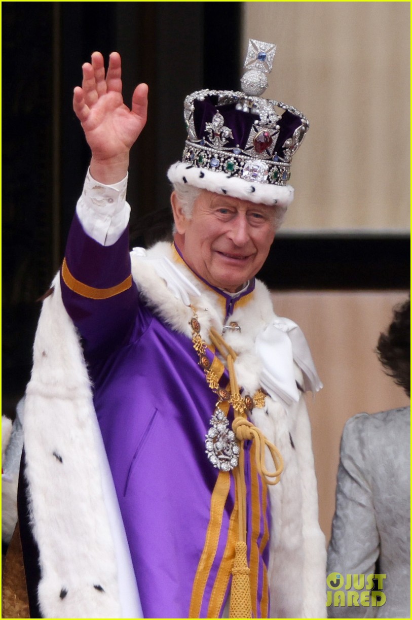 King Charles & Queen Camilla Wave to the Crowds from Buckingham Palace ...