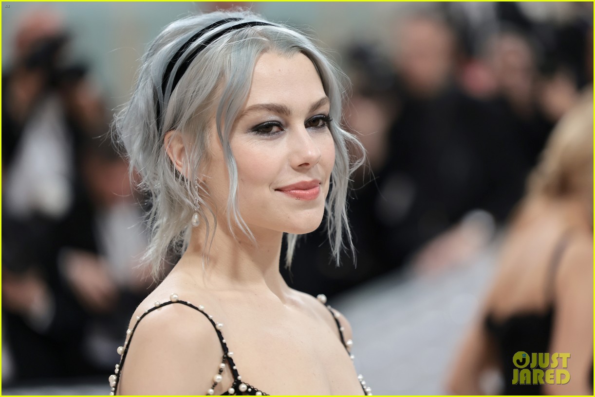 Emily Ratajkowski & Phoebe Bridgers Represent Tory Burch at Met Gala ...