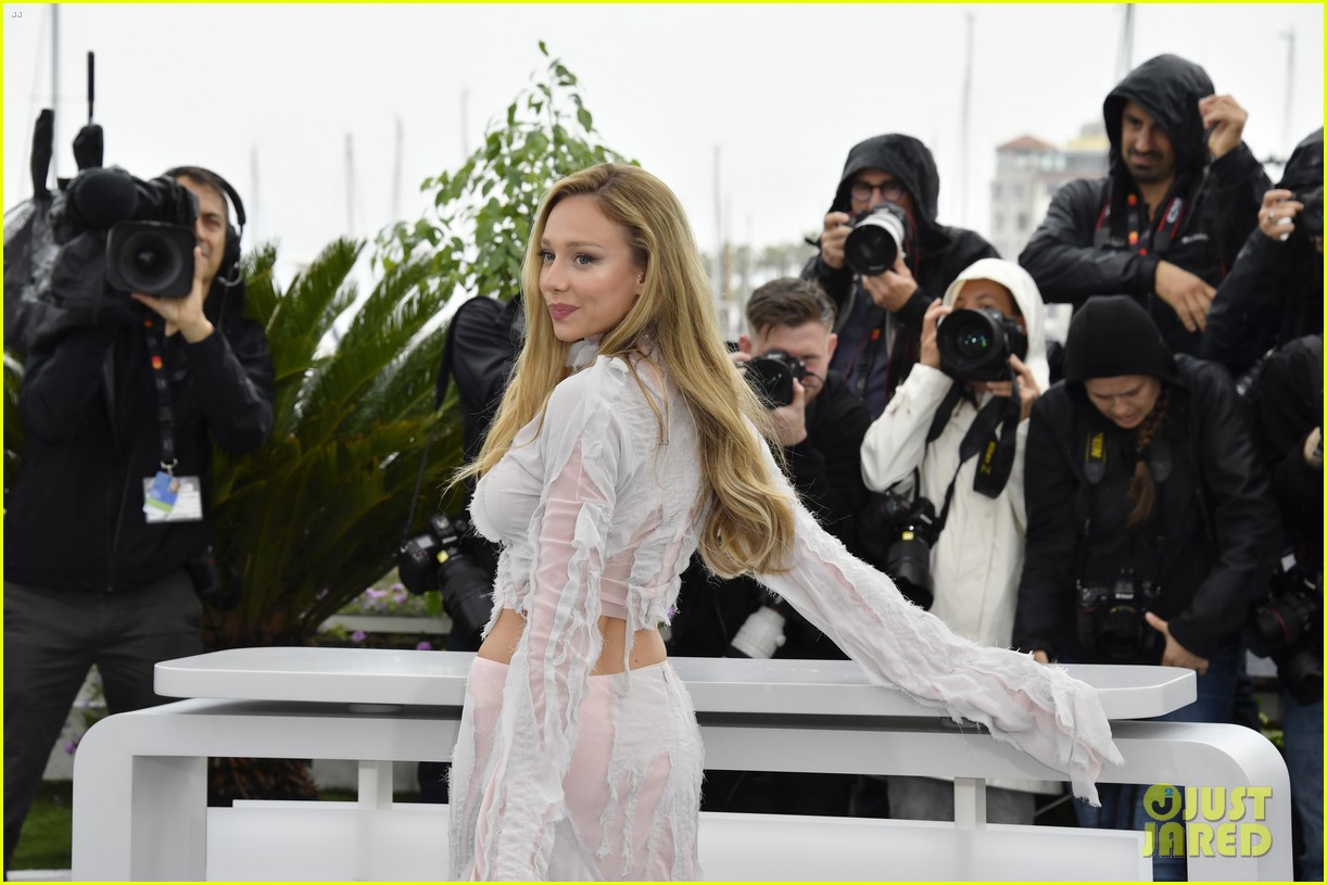 Ester Exposito Stuns In Two Looks For 'Perdidos En La Noche' Premiere at Cannes Film Festival ...