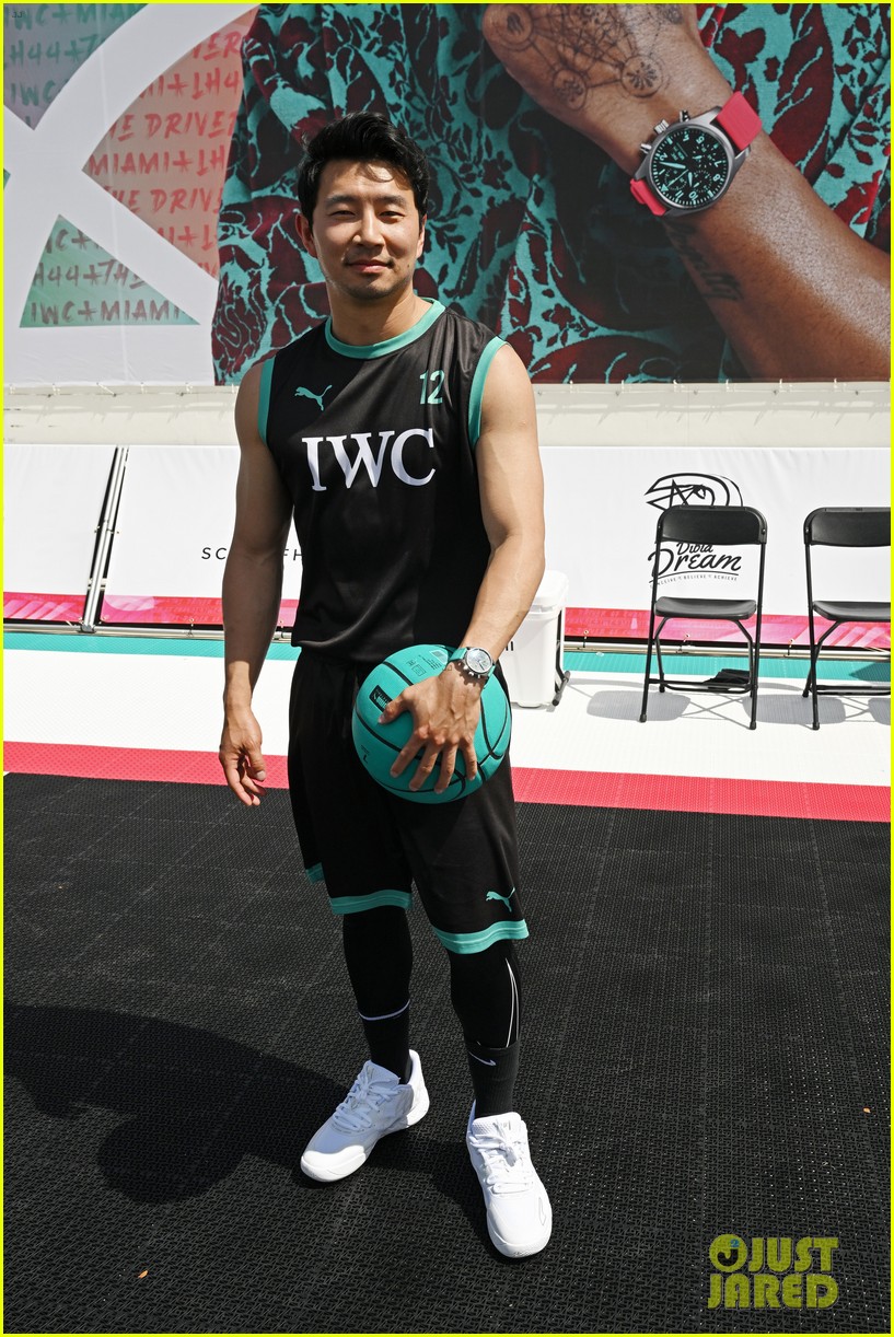 F1 Driver Lewis Hamilton Takes Part in Free Throw Basketball Challenge ...