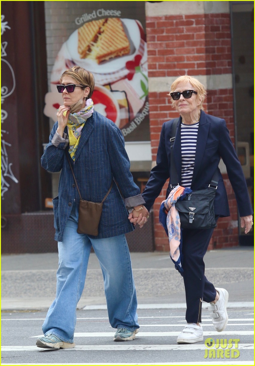 Sarah Paulson & Partner Holland Taylor Hold Hands During Walk Around ...