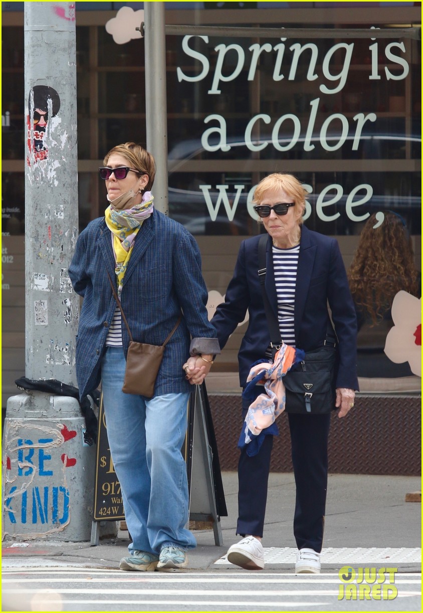 Sarah Paulson & Partner Holland Taylor Hold Hands During Walk Around ...