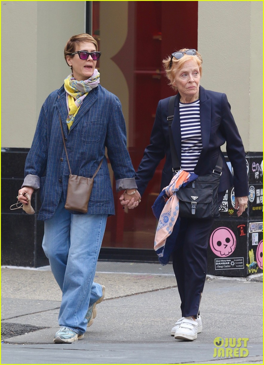 Sarah Paulson & Partner Holland Taylor Hold Hands During Walk Around ...