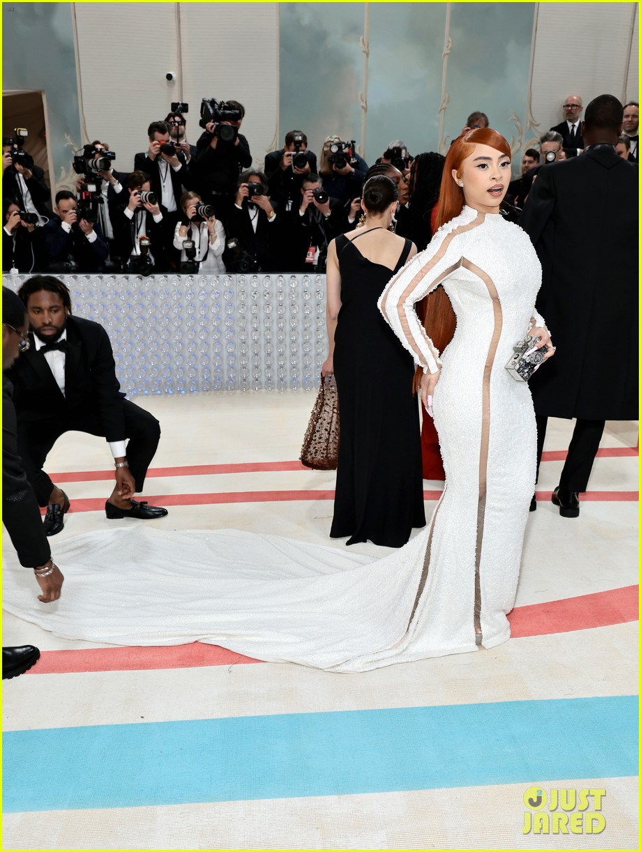 Ice Spice Carries Bedazzled Camera With Her While Making Her Met Gala ...