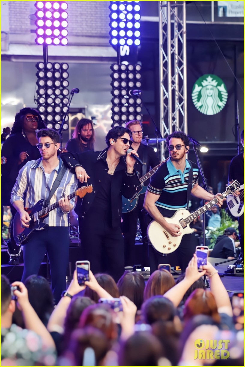 Jonas Brothers Perform New Songs 'Waffle House' & 'Summer Baby' on ...