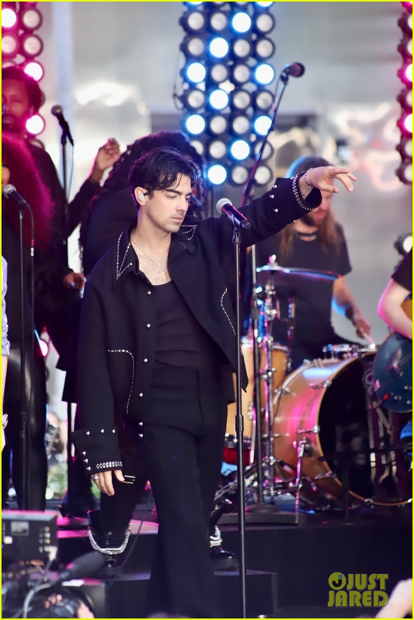 Jonas Brothers Perform New Songs 'Waffle House' & 'Summer Baby' on ...