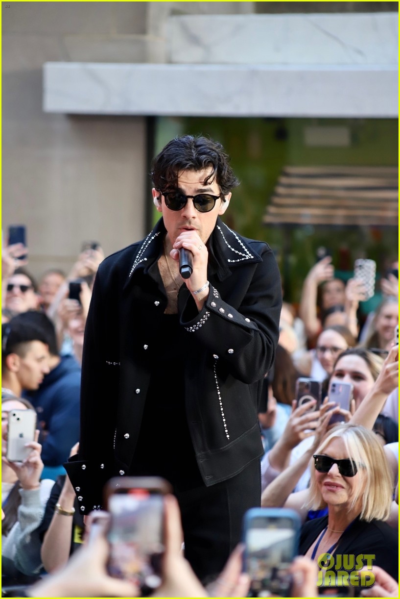 Jonas Brothers Perform New Songs 'Waffle House' & 'Summer Baby' on ...