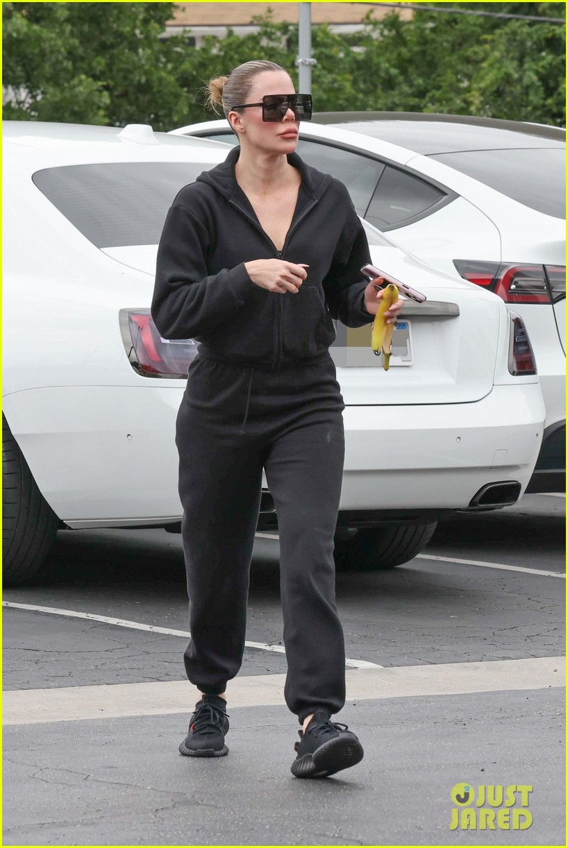 Khloe Kardashian Keeps Things Casual While Visiting Salon in Calabasas ...