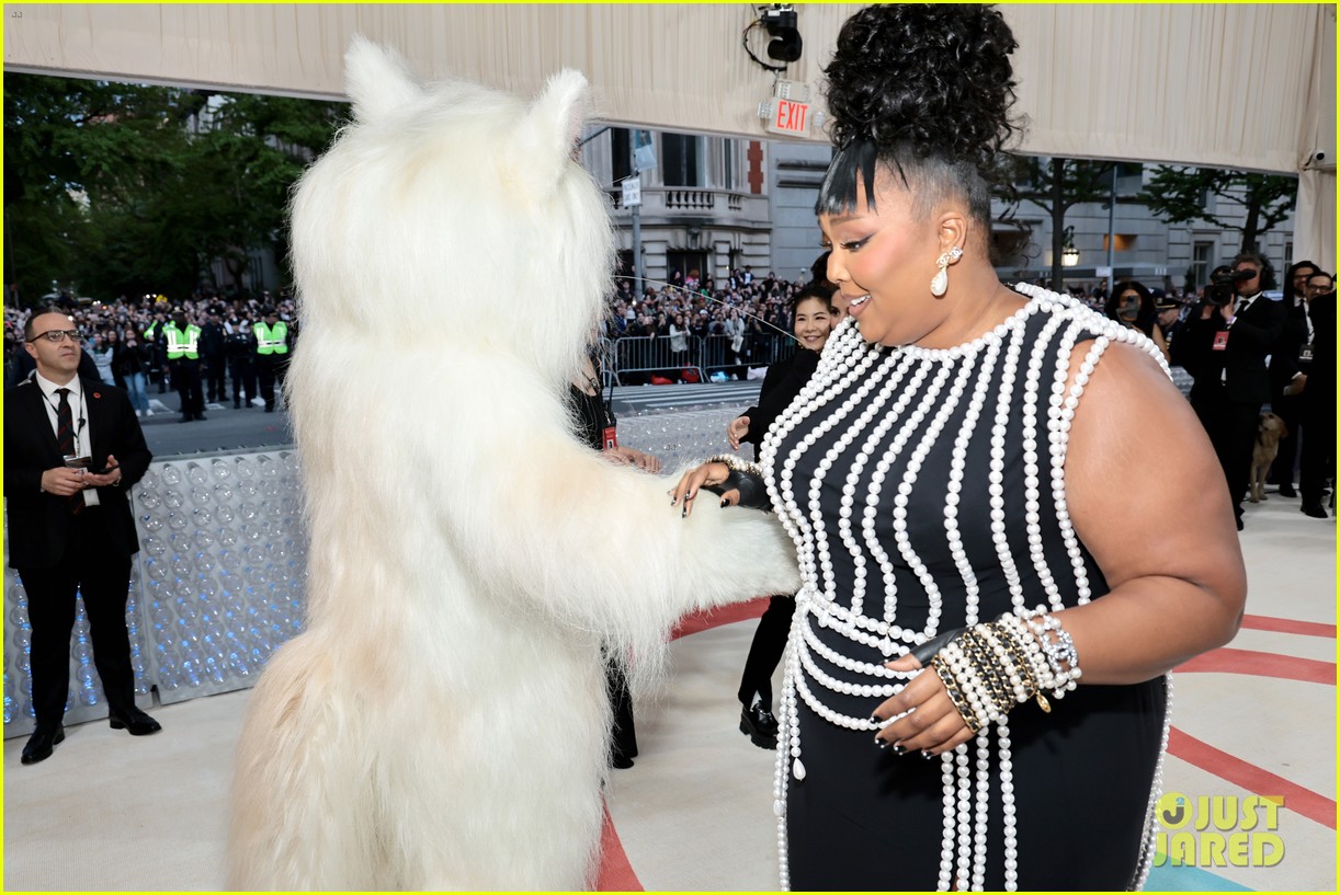 Lizzo Had The Most Relatable Reaction To Meeting Jared Leto Wearing A ...