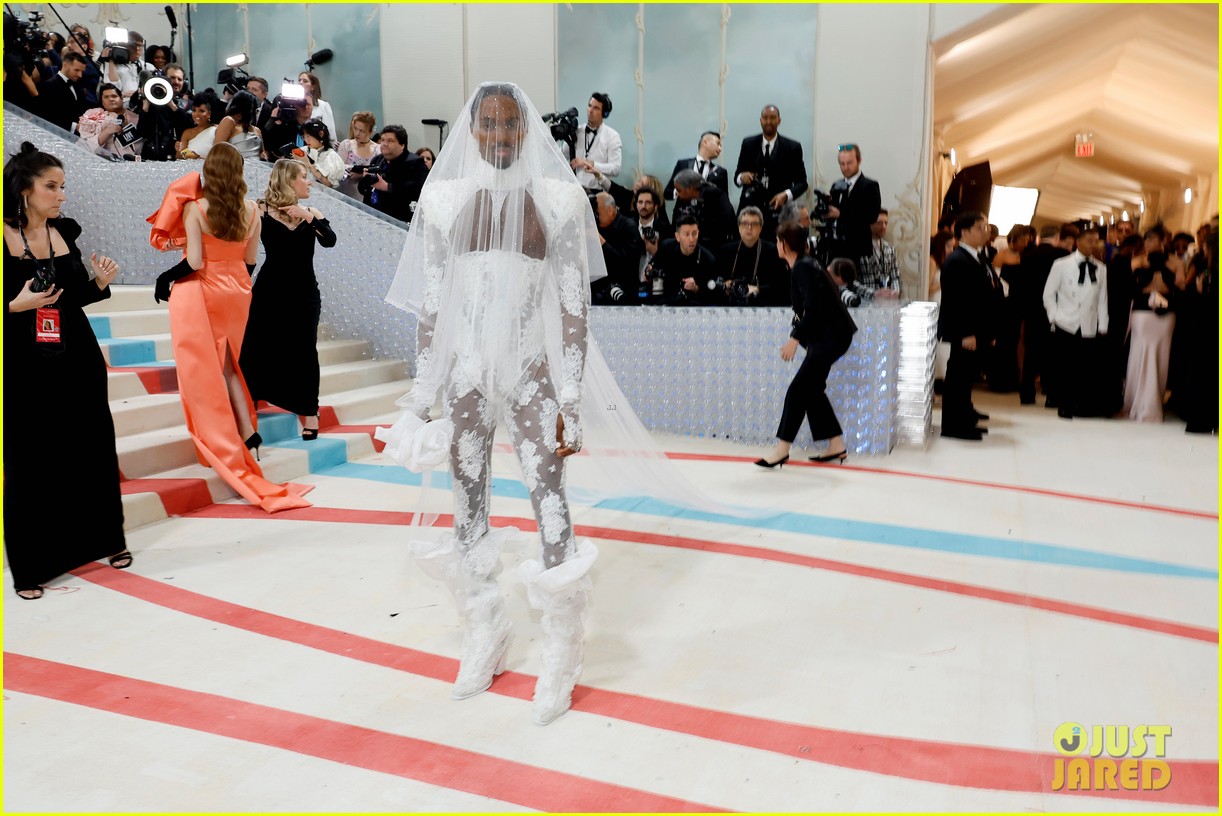 Alton Mason Dresses as Chanel Bride for Met Gala 2023: Photo 4927970 ...