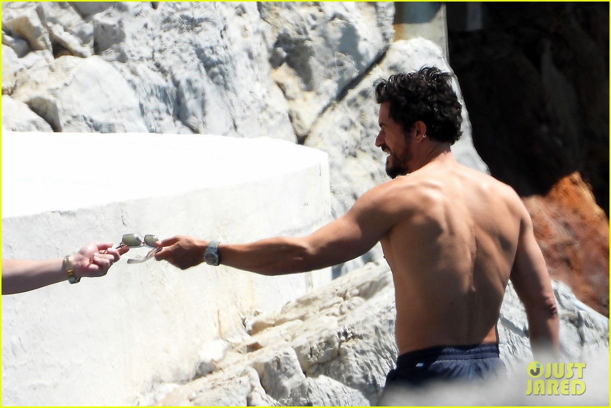 Orlando Bloom Goes Shirtless For A Beach Day In Between Cannes & F1 ...