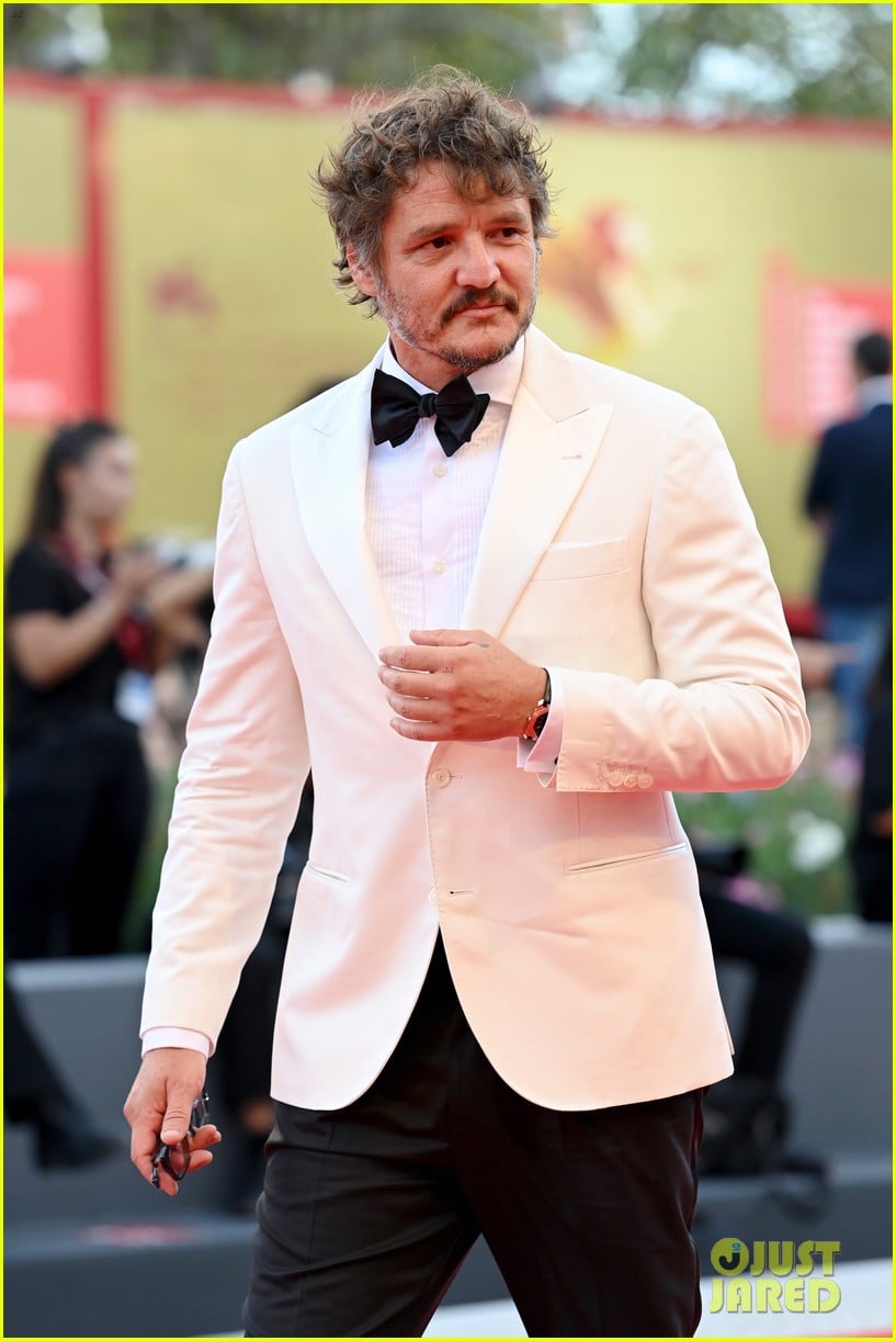 Photo: pedro pascal hand on chest 04 | Photo 4929660 | Just Jared ...