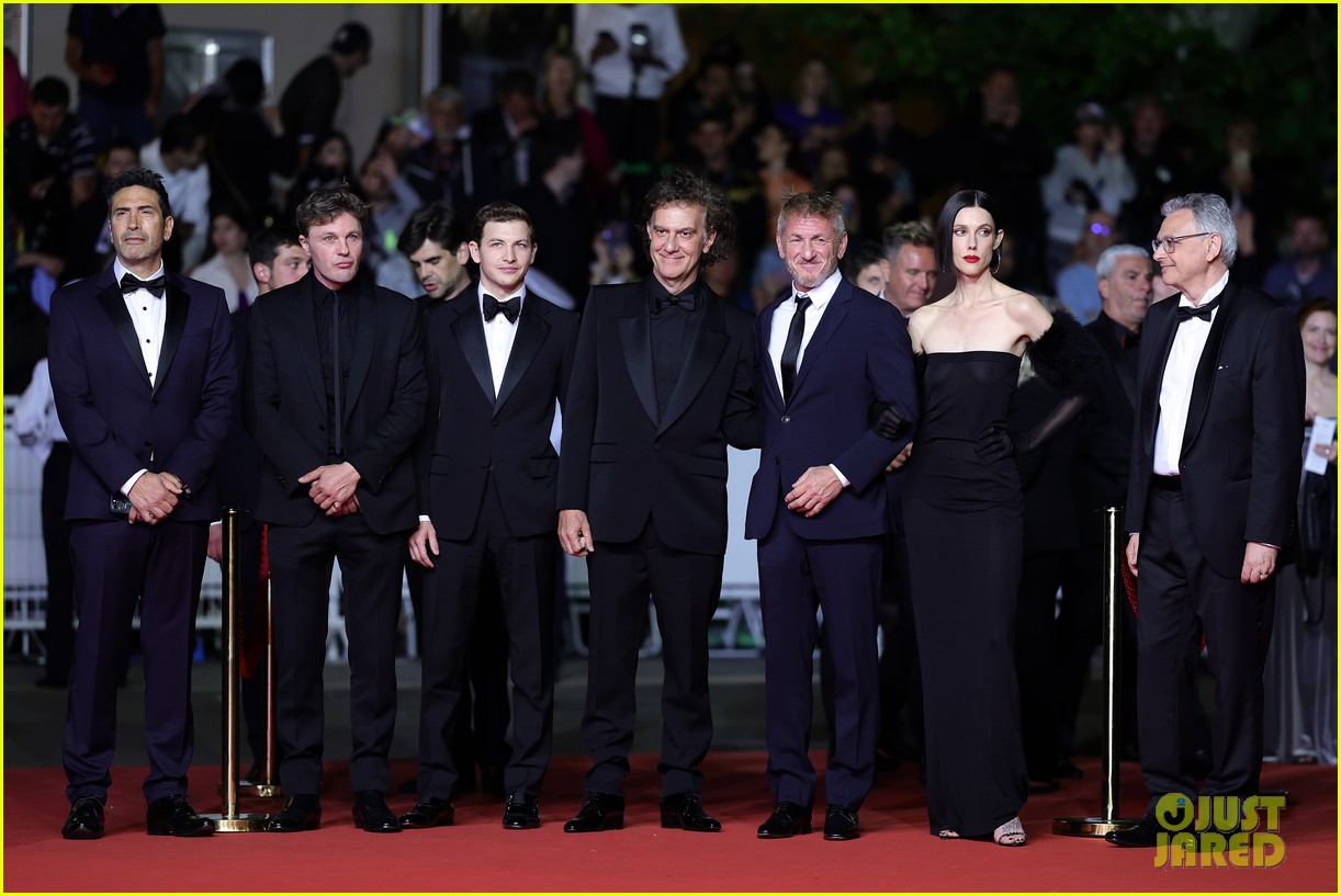 Sean Penn & Tye Sheridan Bring 'Black Flies' To The Red Carpet For ...