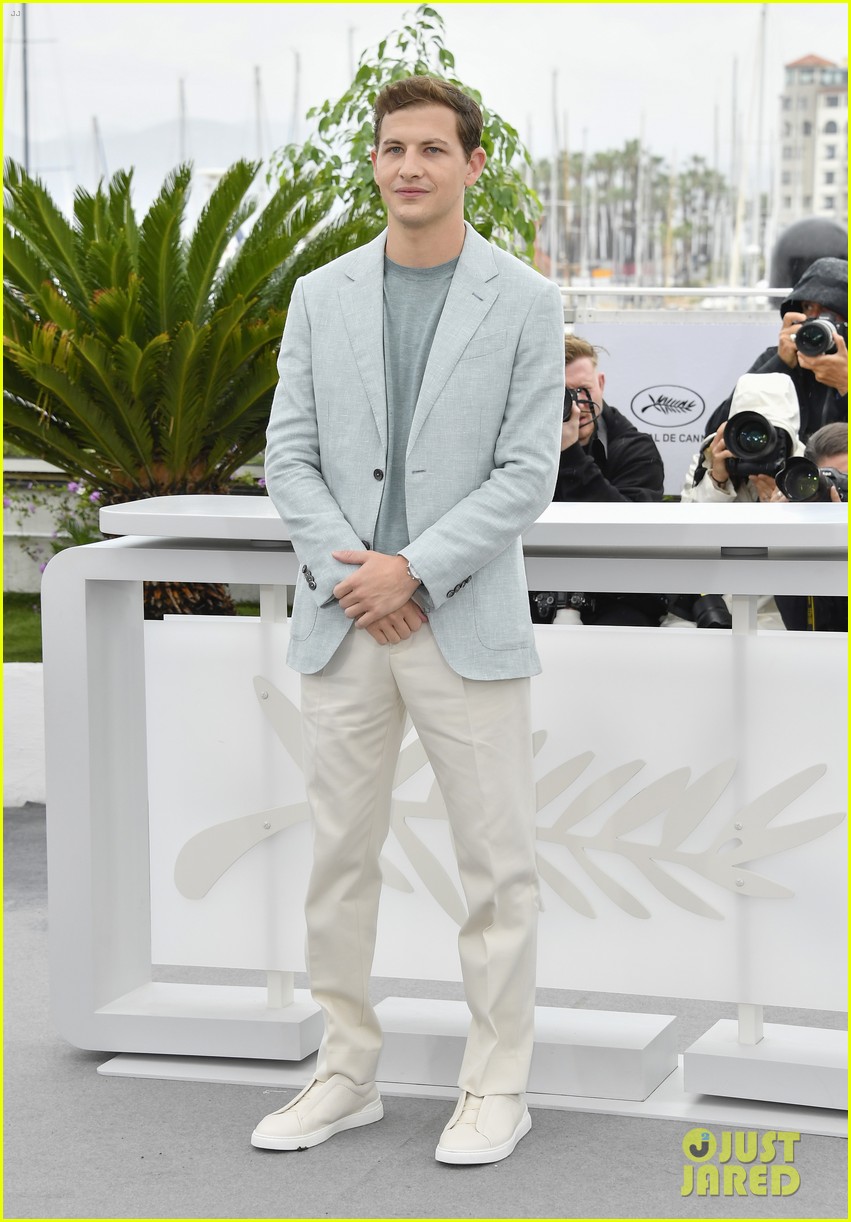 Sean Penn & Tye Sheridan Bring 'Black Flies' To The Red Carpet For ...