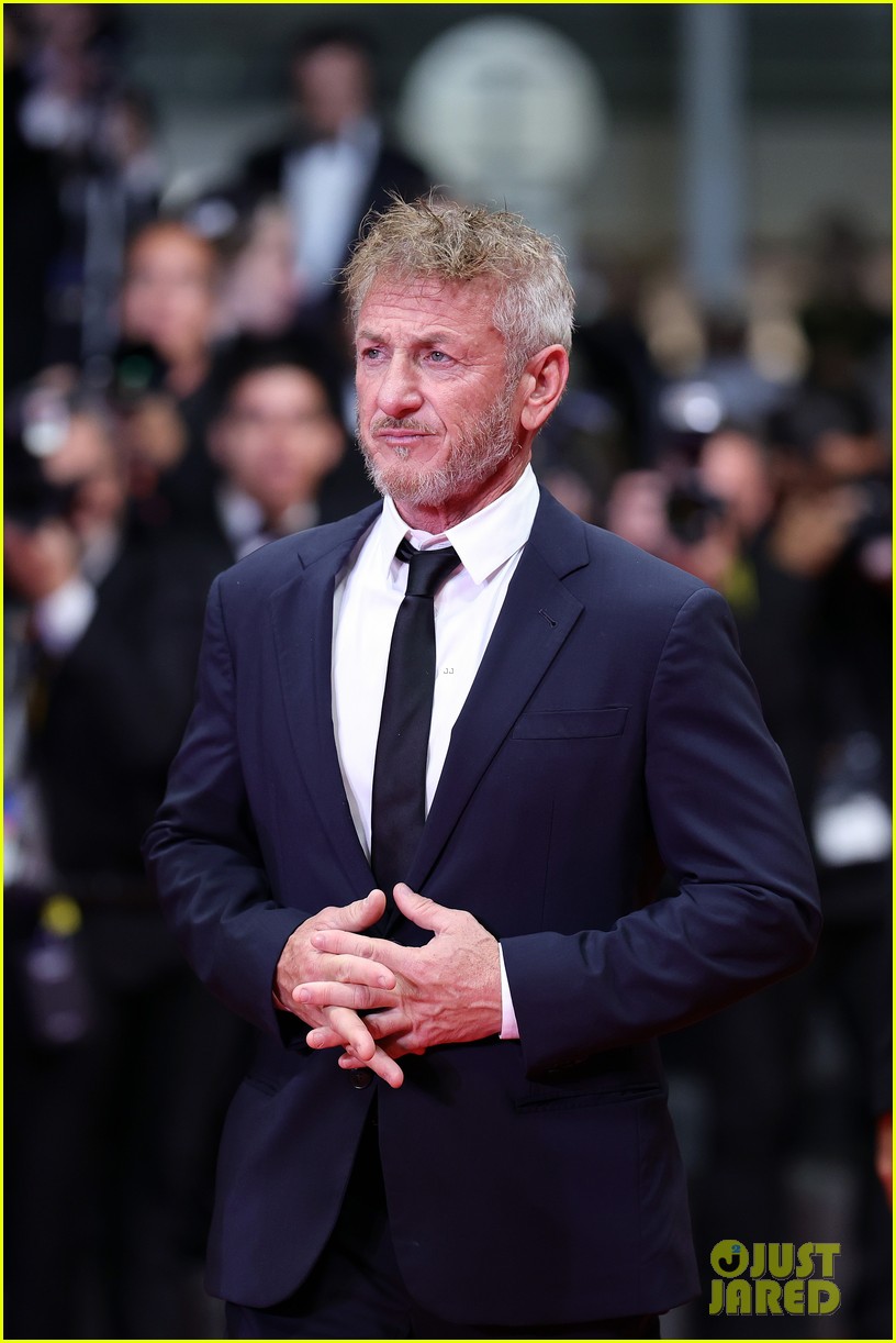 Sean Penn & Tye Sheridan Bring 'Black Flies' To The Red Carpet For ...