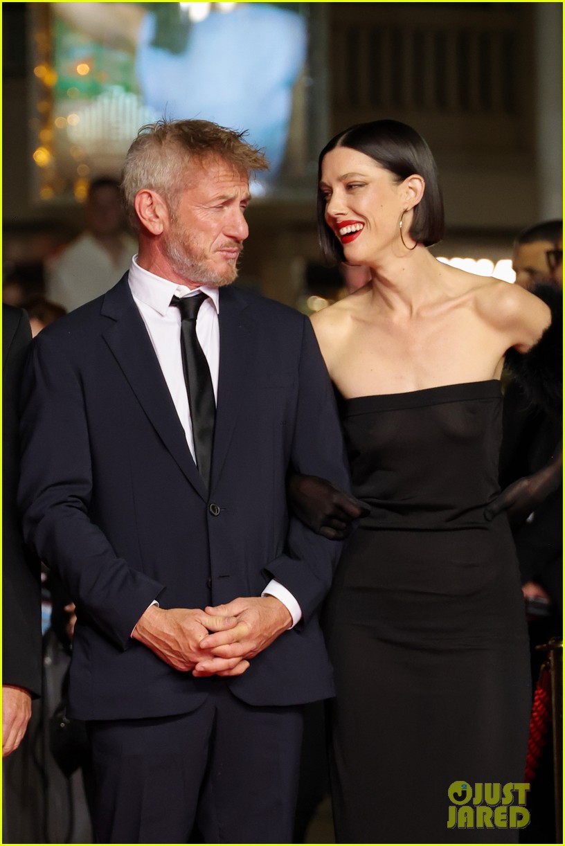 Sean Penn & Tye Sheridan Bring 'Black Flies' To The Red Carpet For ...