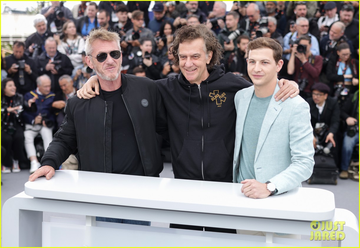 Sean Penn & Tye Sheridan Bring 'Black Flies' To The Red Carpet For ...