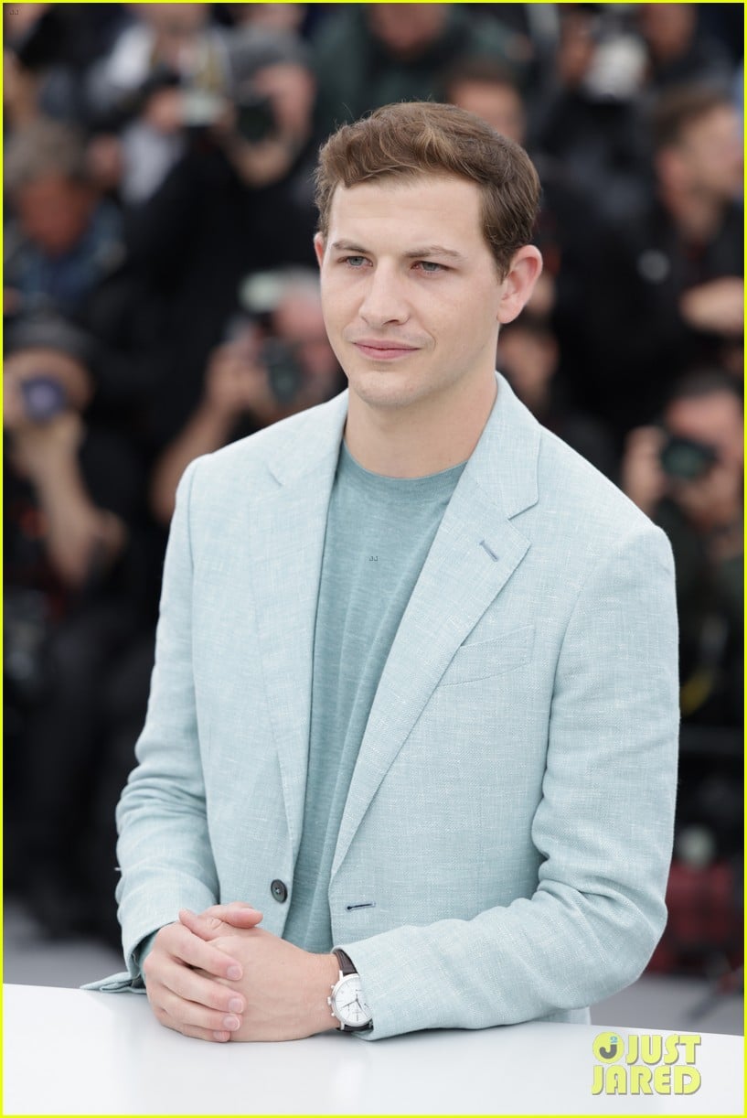 Sean Penn & Tye Sheridan Bring 'Black Flies' To The Red Carpet For ...