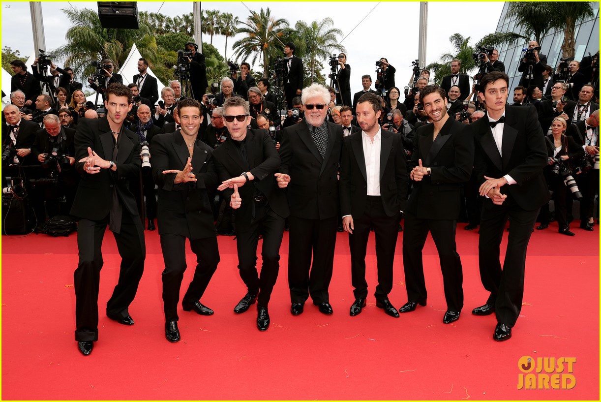 Viola Davis Turns Heads In Feathered Coat & Gorgeous Valentino Gown at ...