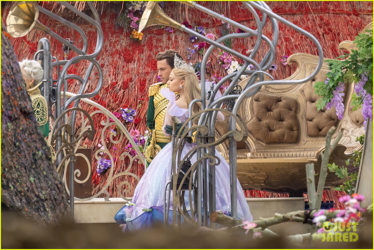 Photo Jonathan Bailey Wicked Set Ariana Grande 05 Photo 4933643